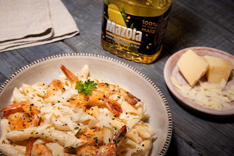 Pasta corta a los tres quesos con camarones salteados al vino blanco ...
